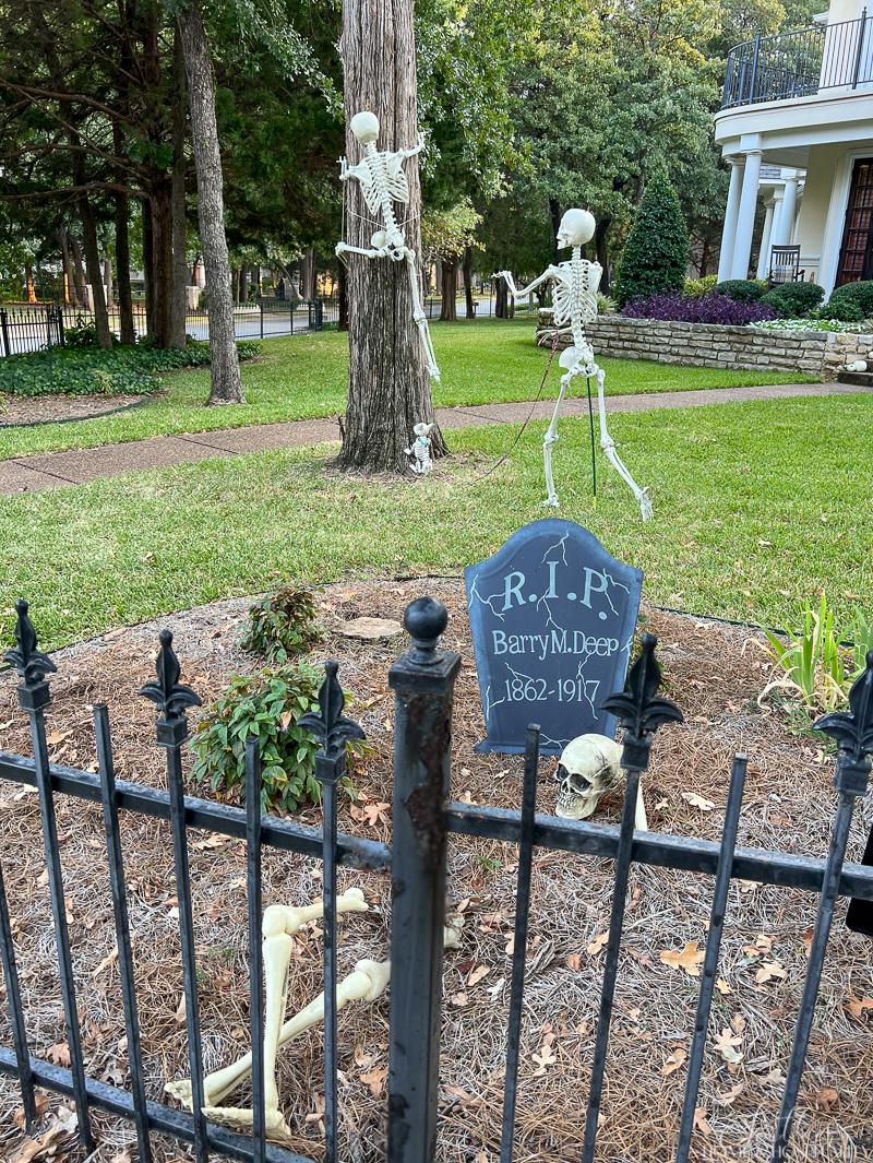 How to Easily Pose Cheap Halloween Skeletons in the Yard