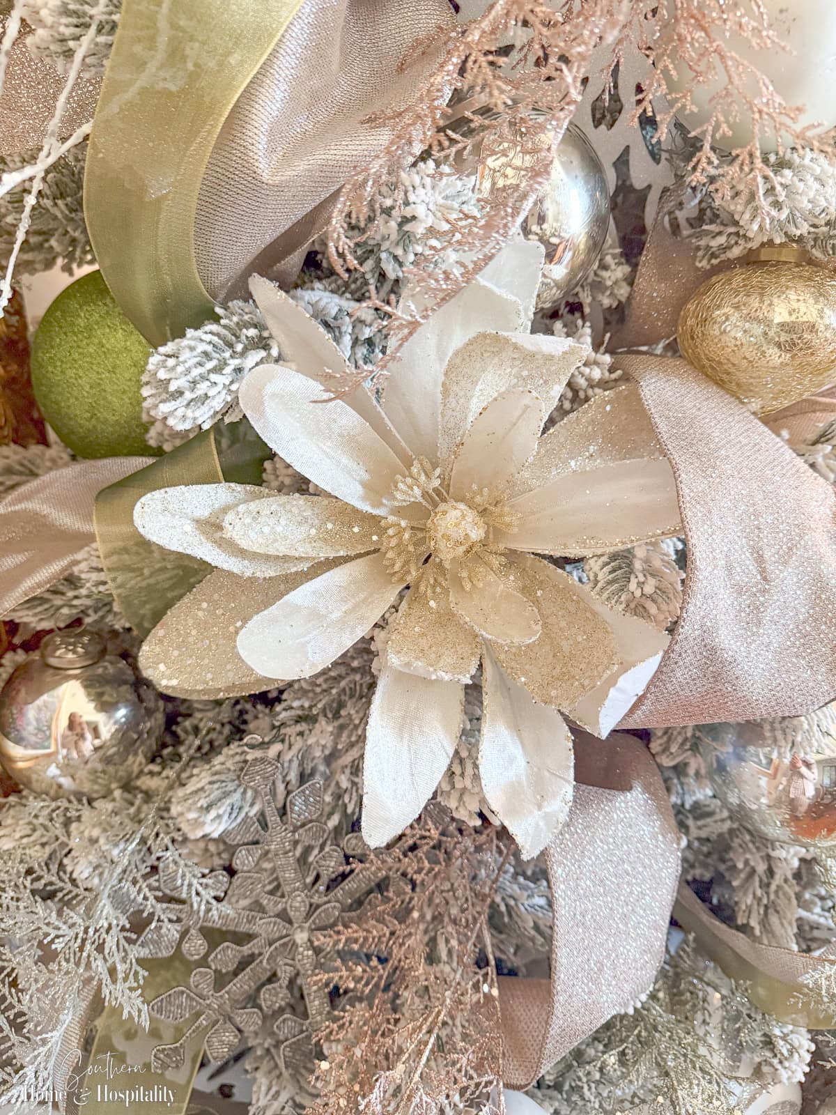 How to Decorate a Glam Silver and Gold Christmas Tree